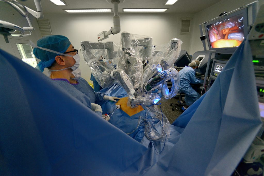 Intervention chirurgicale Gynecologique assistee par le robot Da Vinci ...