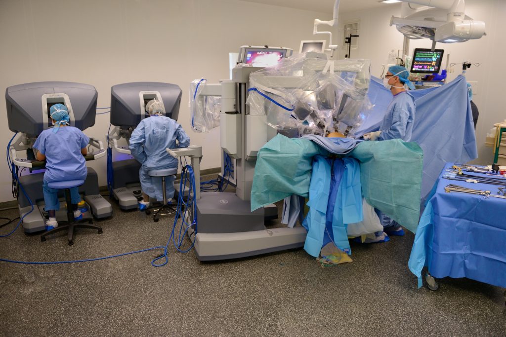 Intervention chirurgicale Gynecologique assistee par le robot Da Vinci ...
